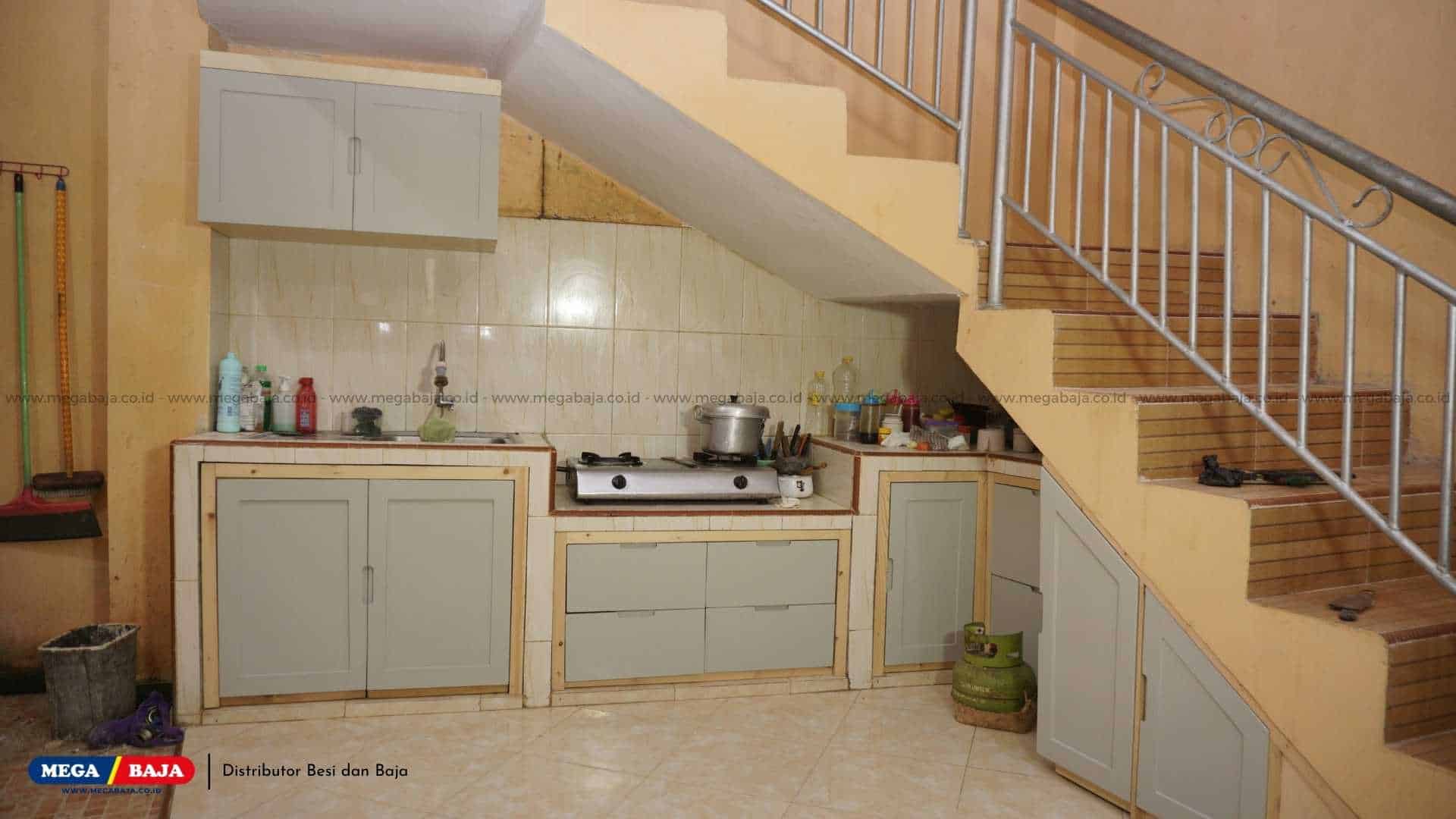10 Desain Kitchen Set untuk Dapur Bawah Tangga, Praktis dan Fungsional