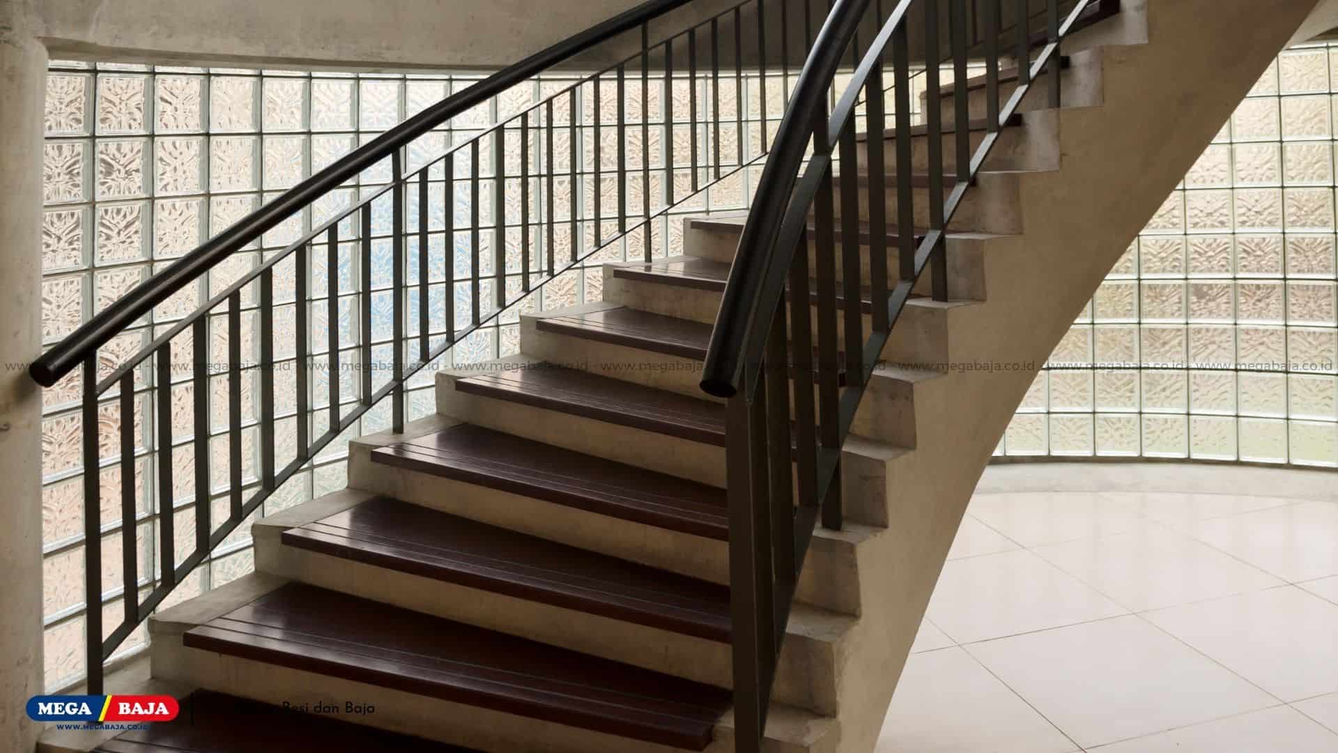 Besi-Hollow-yang-Dipasang-Sebagai-Tiang-Railing - Mega Baja - Partner ...